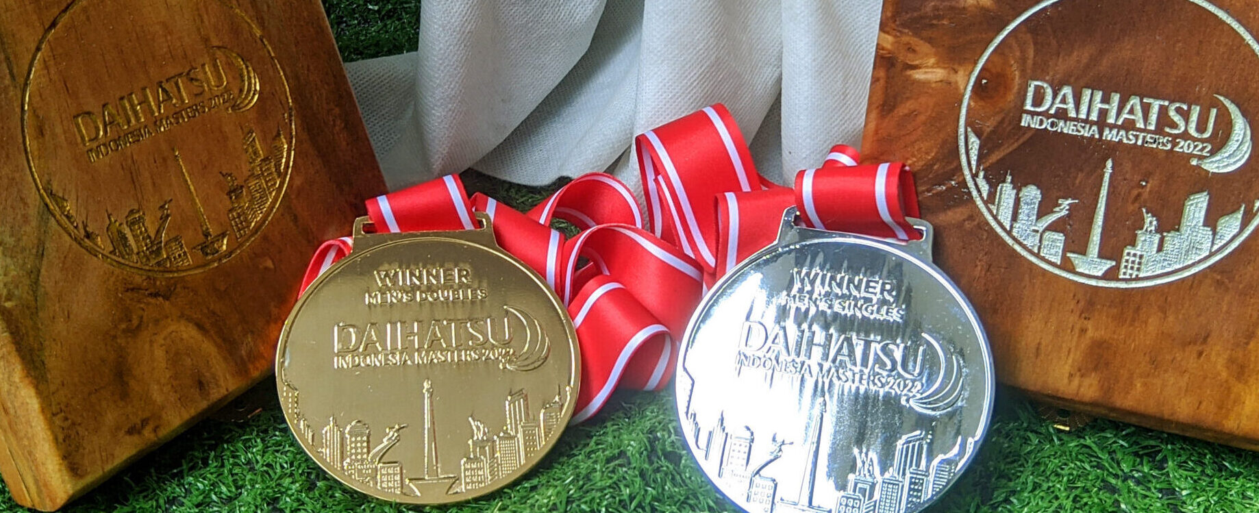 Arti Teknik Emboss dan Deboss - Piala Custom | Pengrajin Piala